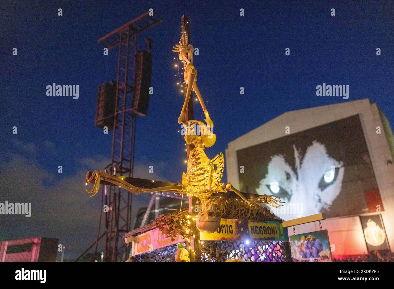 Kopenhagen, Dänemark - 19.6,2024: Hängendes Skelett beim Copenhell ...