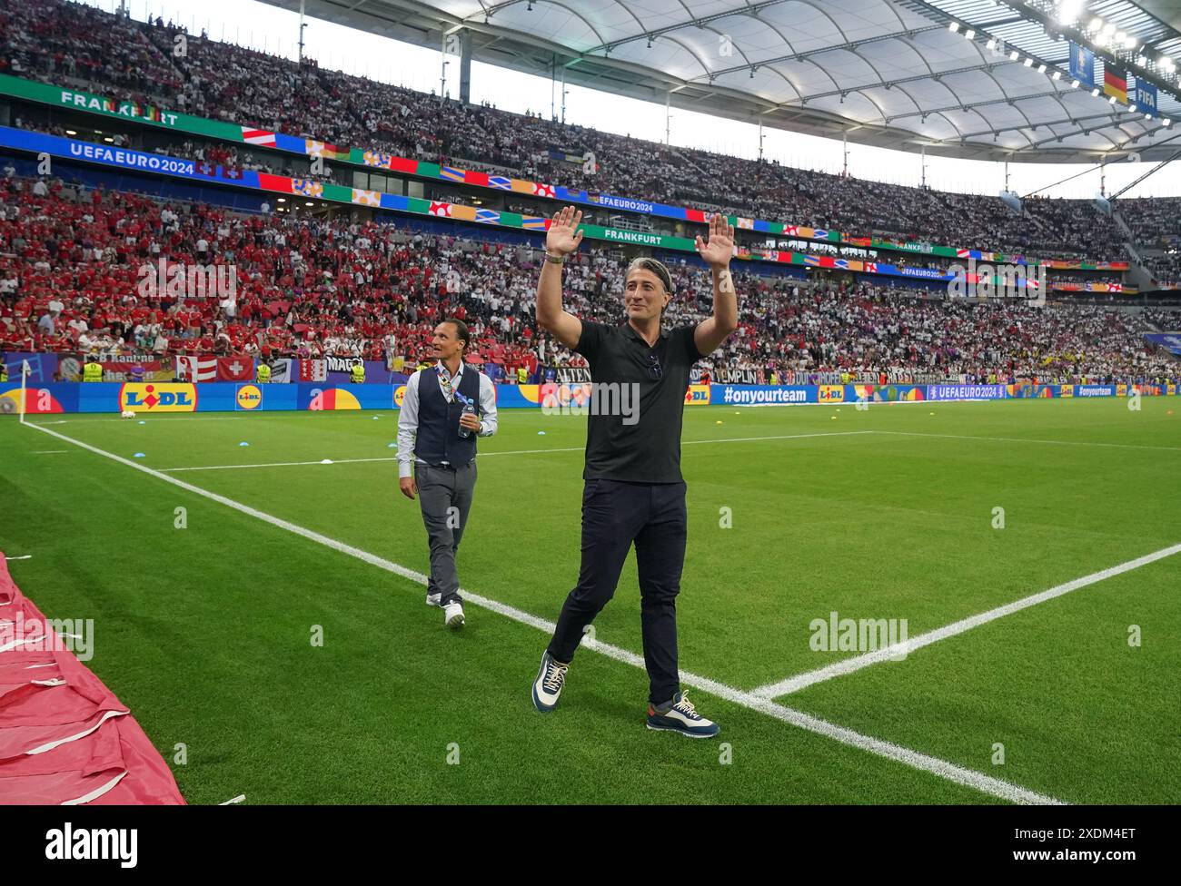 Der Schweizer Manager Murat Yakin winkte den Fans vor dem Spiel der ...