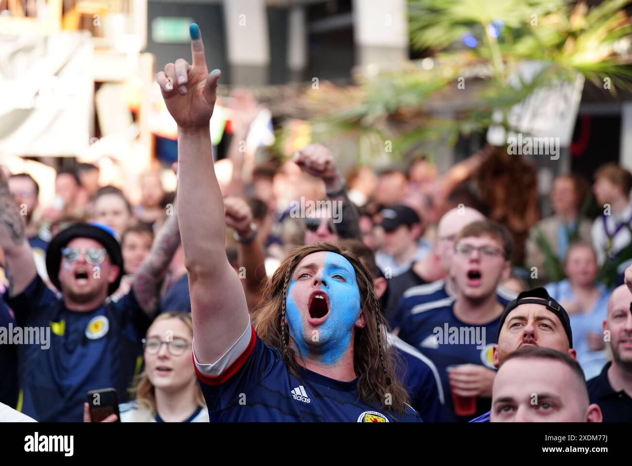 Schottland-Fans im Baad in Glasgow sehen das Spiel der UEFA Euro 2024 ...