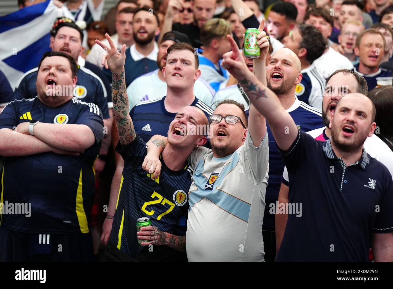Schottland-Fans im Baad in Glasgow sehen das Spiel der UEFA Euro 2024 ...