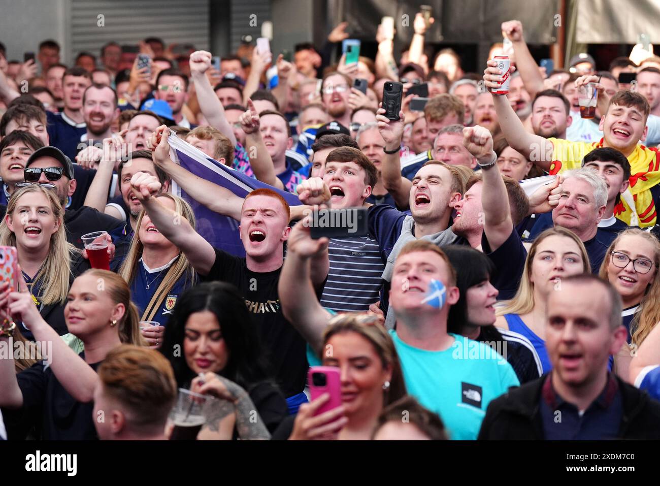 Schottland-Fans im Baad in Glasgow sehen das Spiel der UEFA Euro 2024 ...