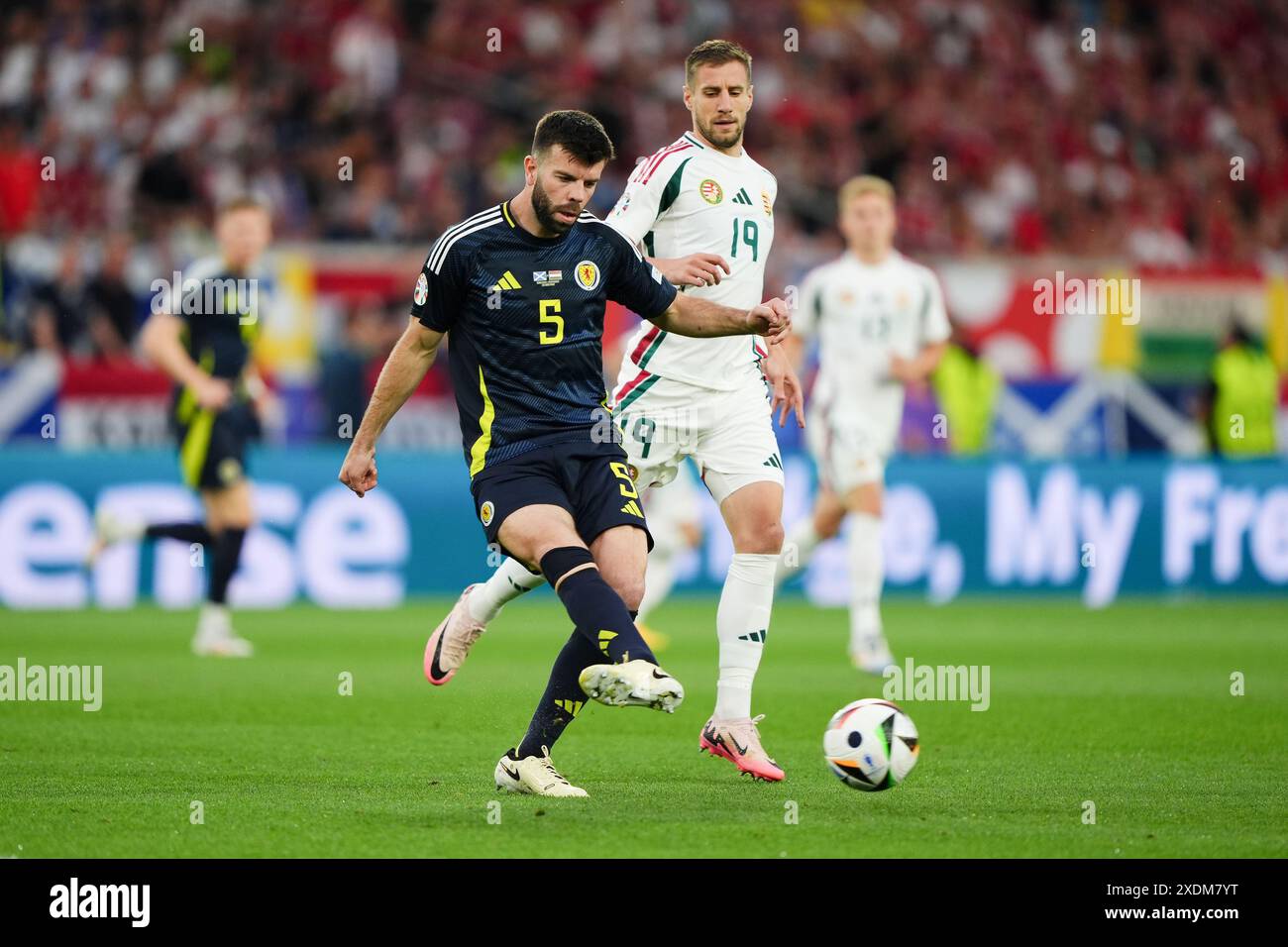 Schottlands Grant Hanley (links) und Ungarns Barnabas Varga im Einsatz ...