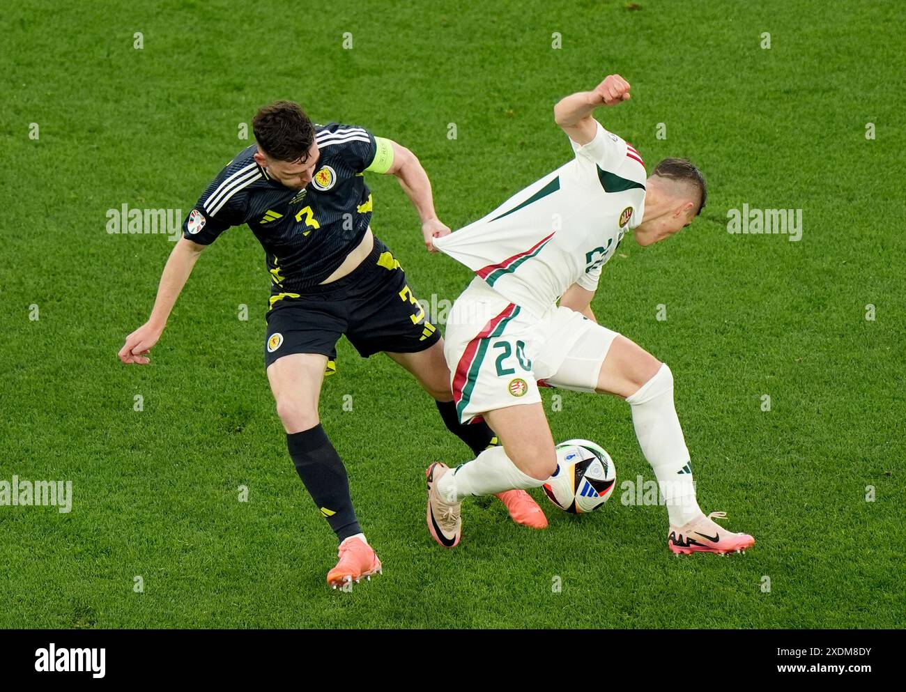 Der schottische Andrew Robertson (links) und der ungarische Roland ...