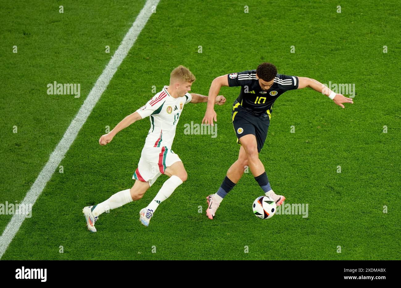 Der ungarische Callum Styles (links) und der schottische Che Adams ...