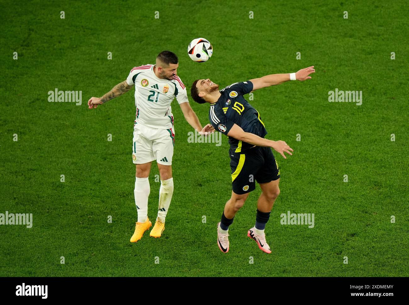 Endre Botka (links) und Che Adams (Schottland) kämpfen um den Ball ...