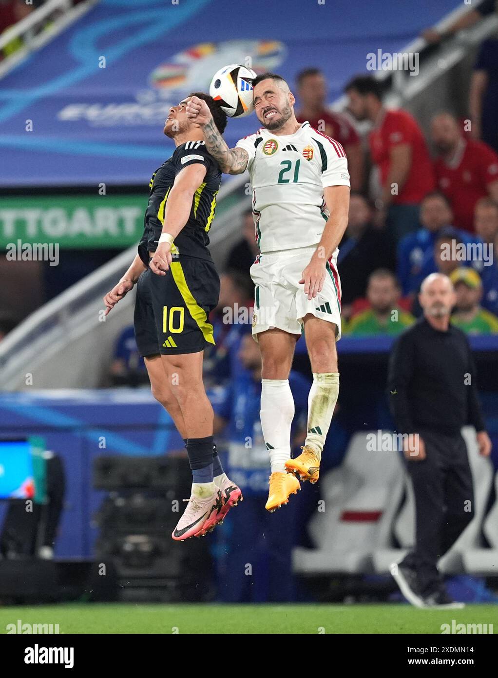 Schottlands Che Adams (links) und Ungarns Endre Botka kämpfen während ...