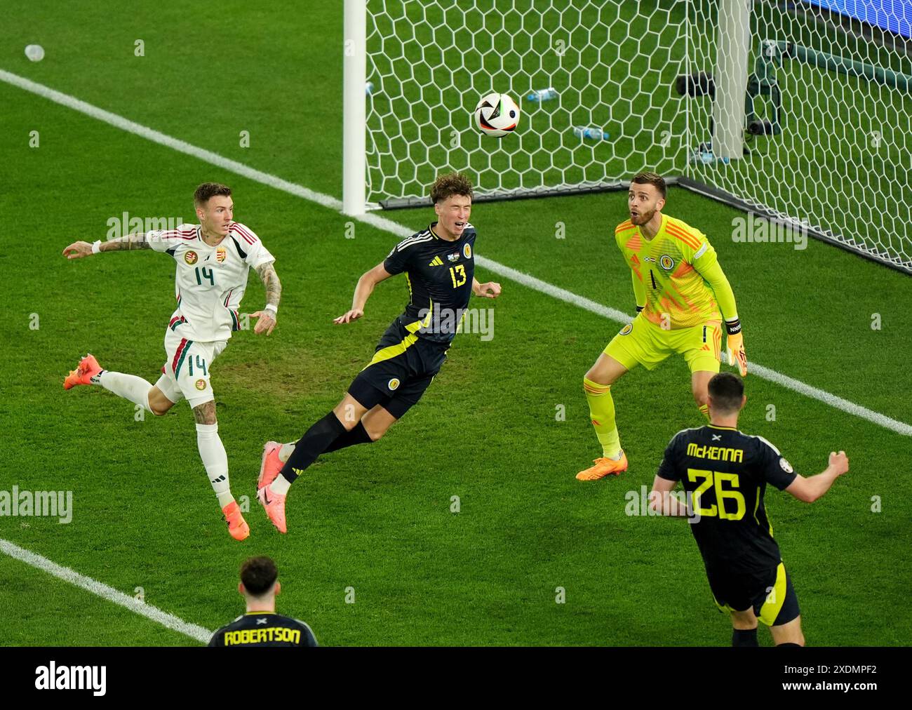 Der schottische Jack Hendry (Mitte) hat beim Gruppenspiel der UEFA Euro ...