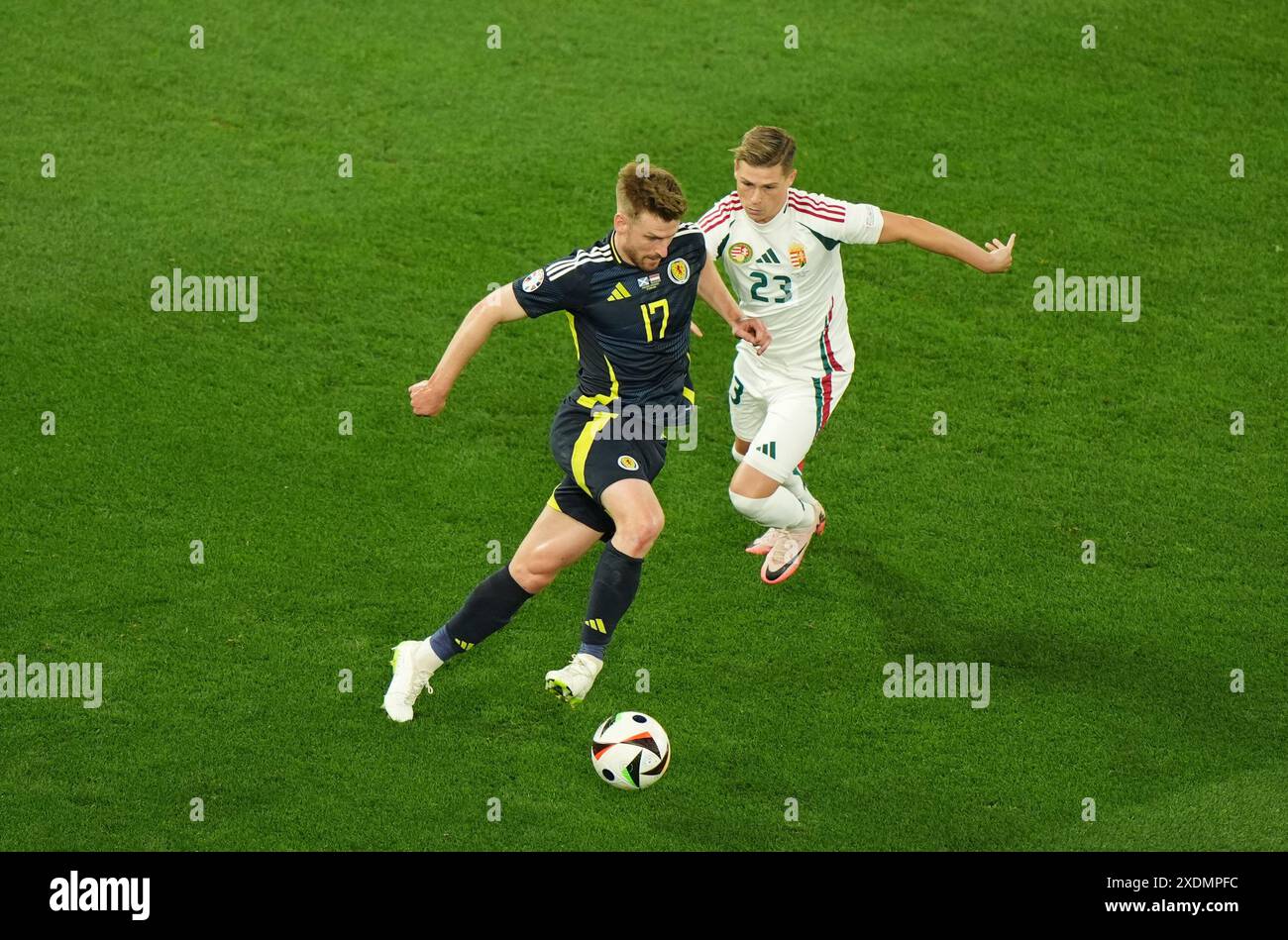 Schottlands Stuart Armstrong (links) und Ungarns Kevin Csoboth kämpfen ...