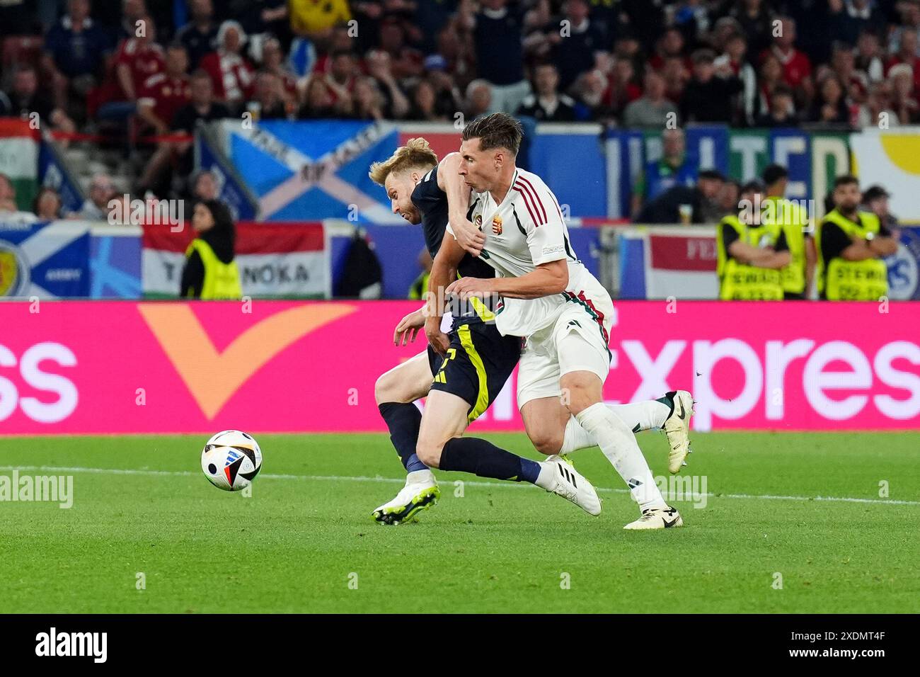 Der schottische Stuart Armstrong (links) wird beim Gruppenspiel der ...