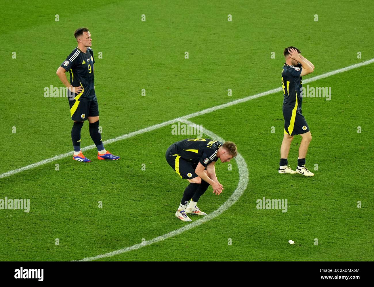 (Von links nach rechts) die schottischen Lawrence Shankland, Scott ...