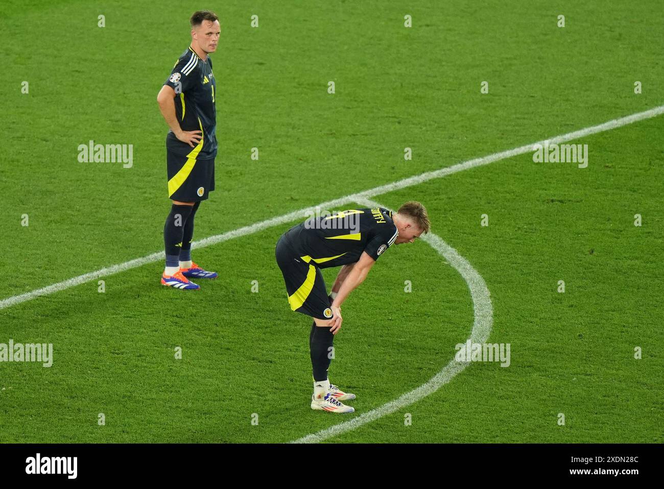 Der schottische Lawrence Shankland (links) und Scott McTominay zeigen ...