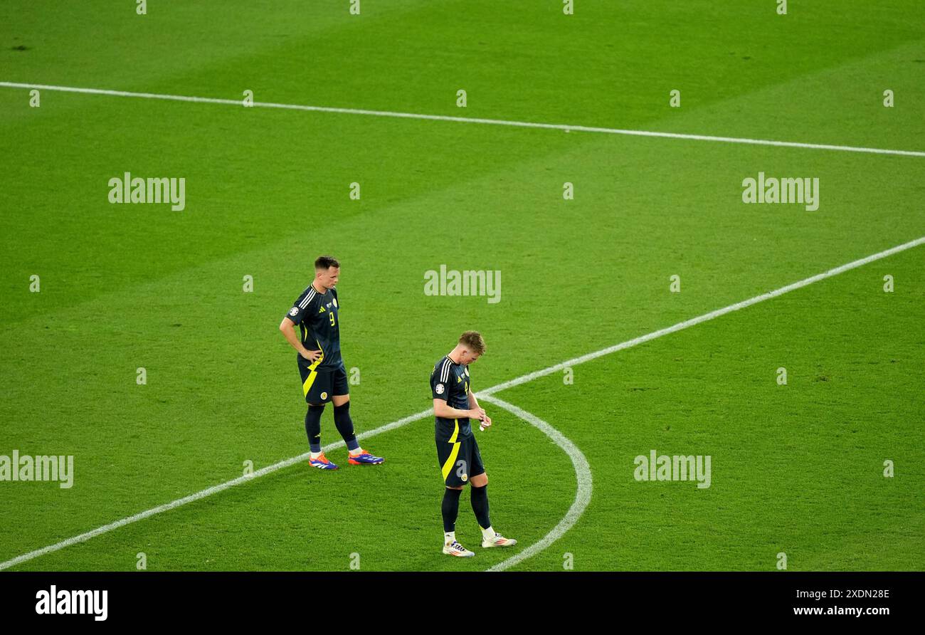 Der schottische Lawrence Shankland (links) und Scott McTominay zeigen ...