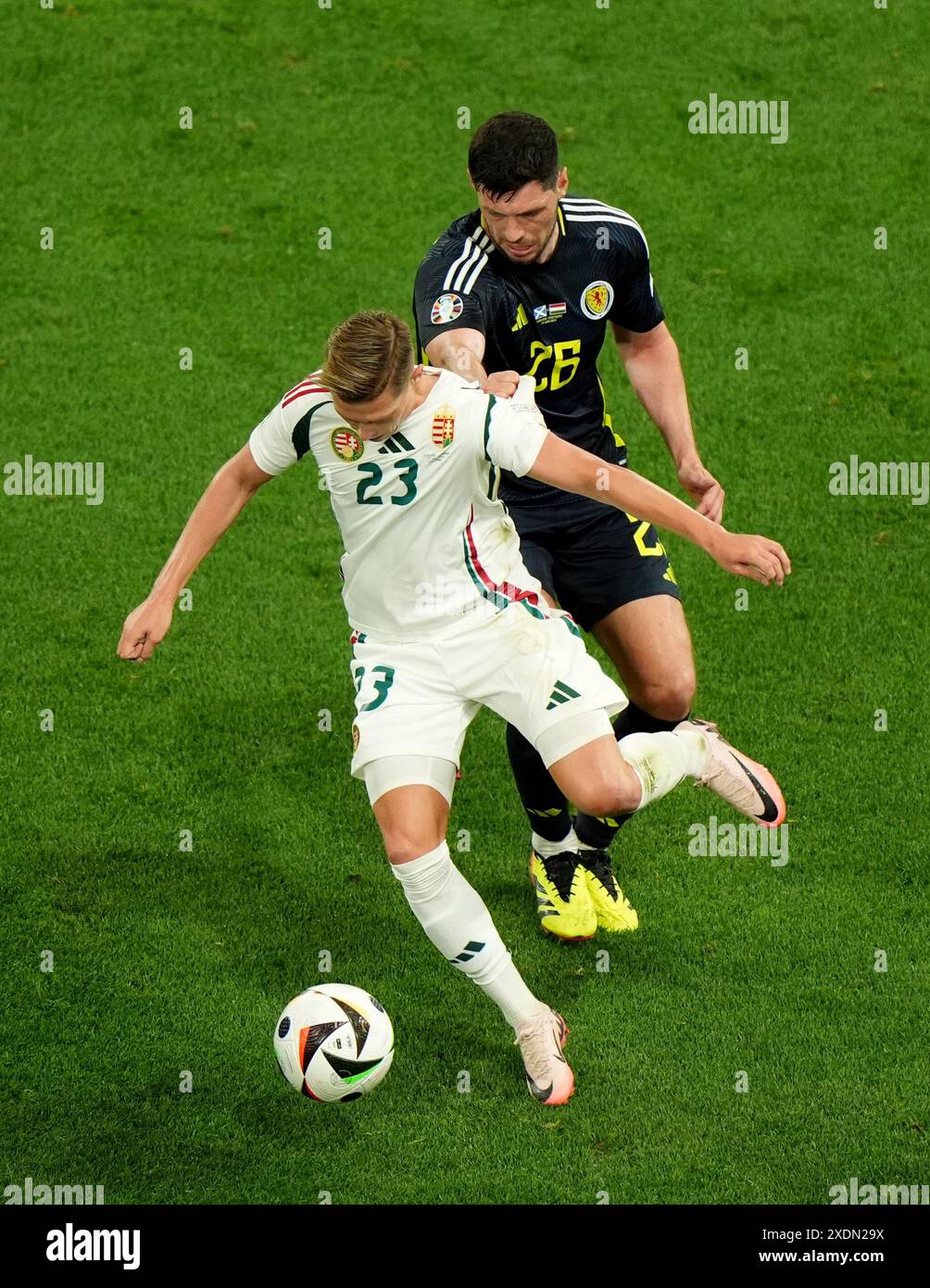 Der ungarische Kevin Csoboth (links) und der schottische Scott McKenna ...