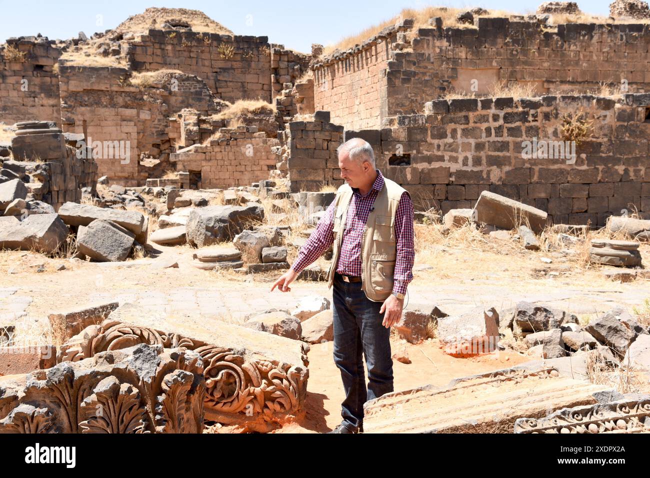 Bosra, Syrien. Juni 2024. Alaa Al-Salah, Direktor der Archäologischen ...