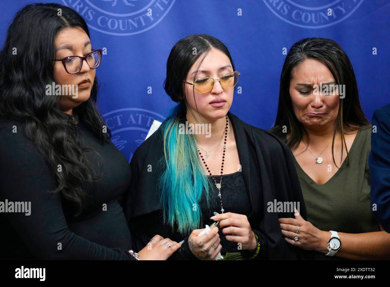 CORRECTS NAME: Alexis Nungaray, the mother of Jocelyn Nungaray, center ...