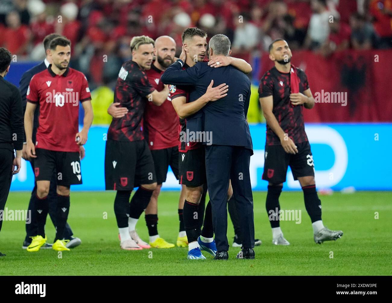 Albaniens Ylber Ramadani umarmt nach dem Gruppenspiel der UEFA Euro ...
