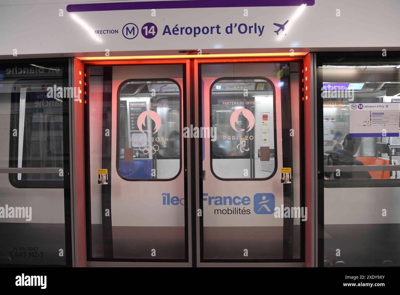 PARIS, FRANKREICH, 24. Juni 2024, das Foto zeigt einen U-Bahn-Zug, der ...