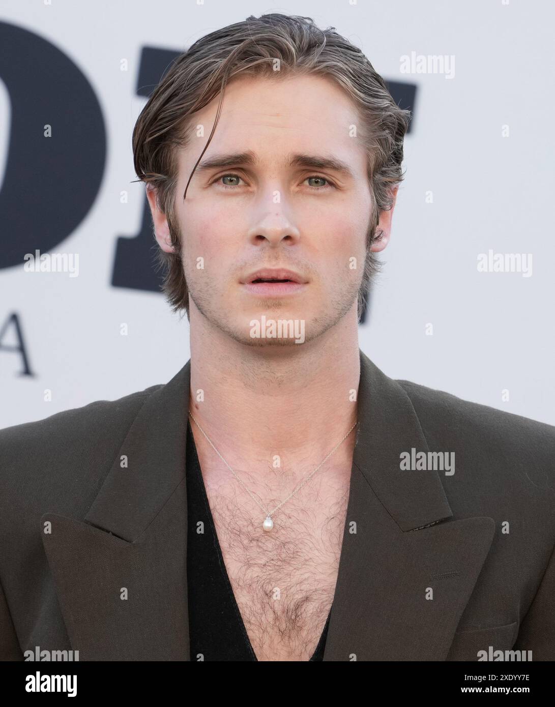 Michael Provost kommt am HORIZONT AN: EINE AMERIKANISCHE SAGA CHAPTER 1 ...