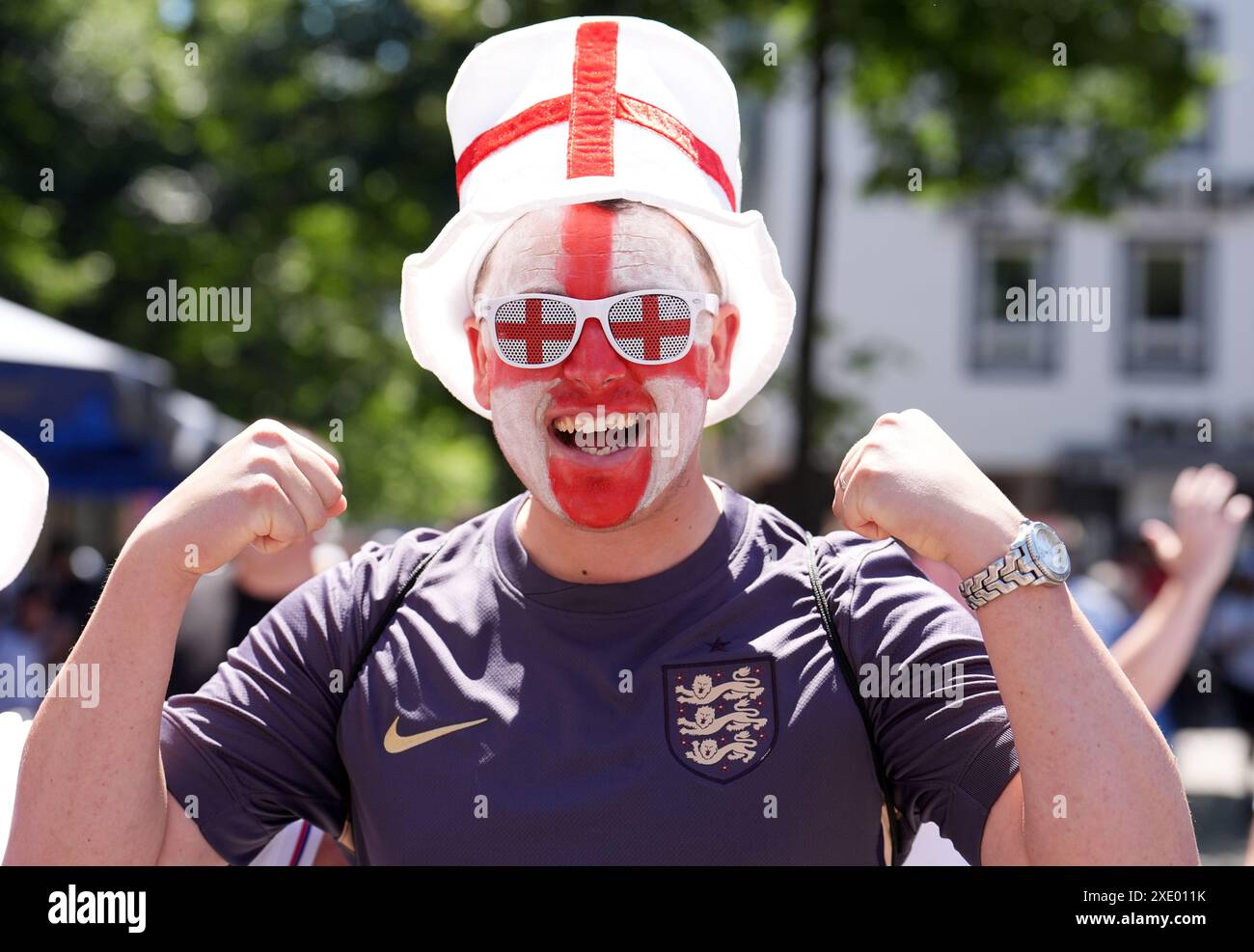 Ein englischer Fan im Old Market vor dem Spiel der UEFA Euro 2024 ...