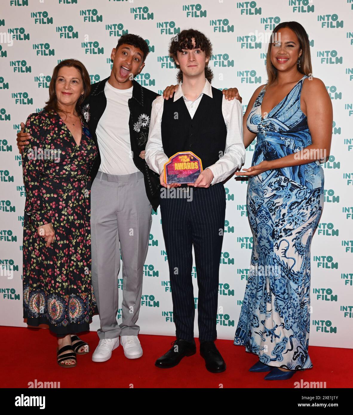 LONDON, GROSSBRITANNIEN. Juni 2024. Ben Mullan, 18 Jahre alt, (C) mit dem One to Watch Award mit ...