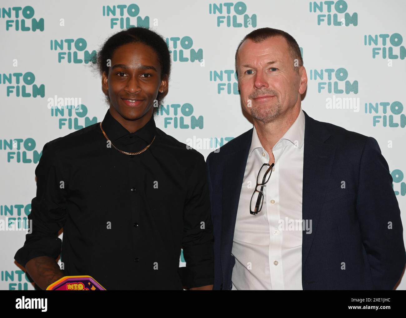 LONDON, GROSSBRITANNIEN. Juni 2024. Laquarn McQueen (C) mit dem Preis ...