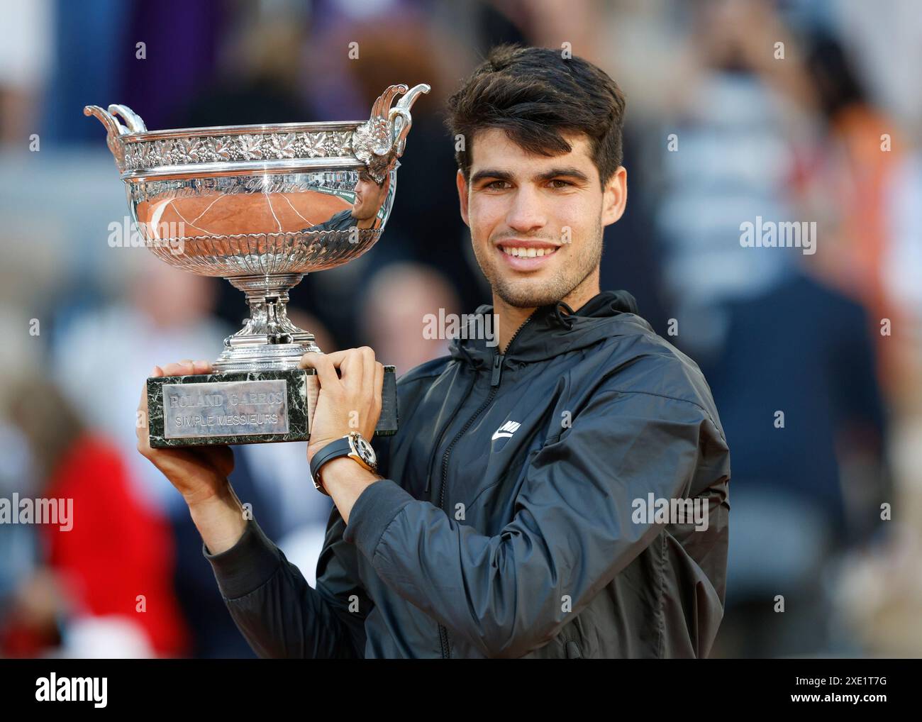 Der Gewinner der French Open 2024 Carlos Alcaraz mit der Trophäe in Roland Garros, Paris ...