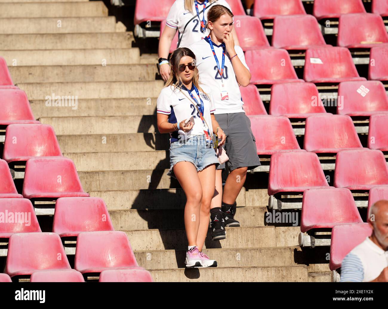 Dani Dyer, Partner des Englands Jarrod Bowen, kommt vor dem ...