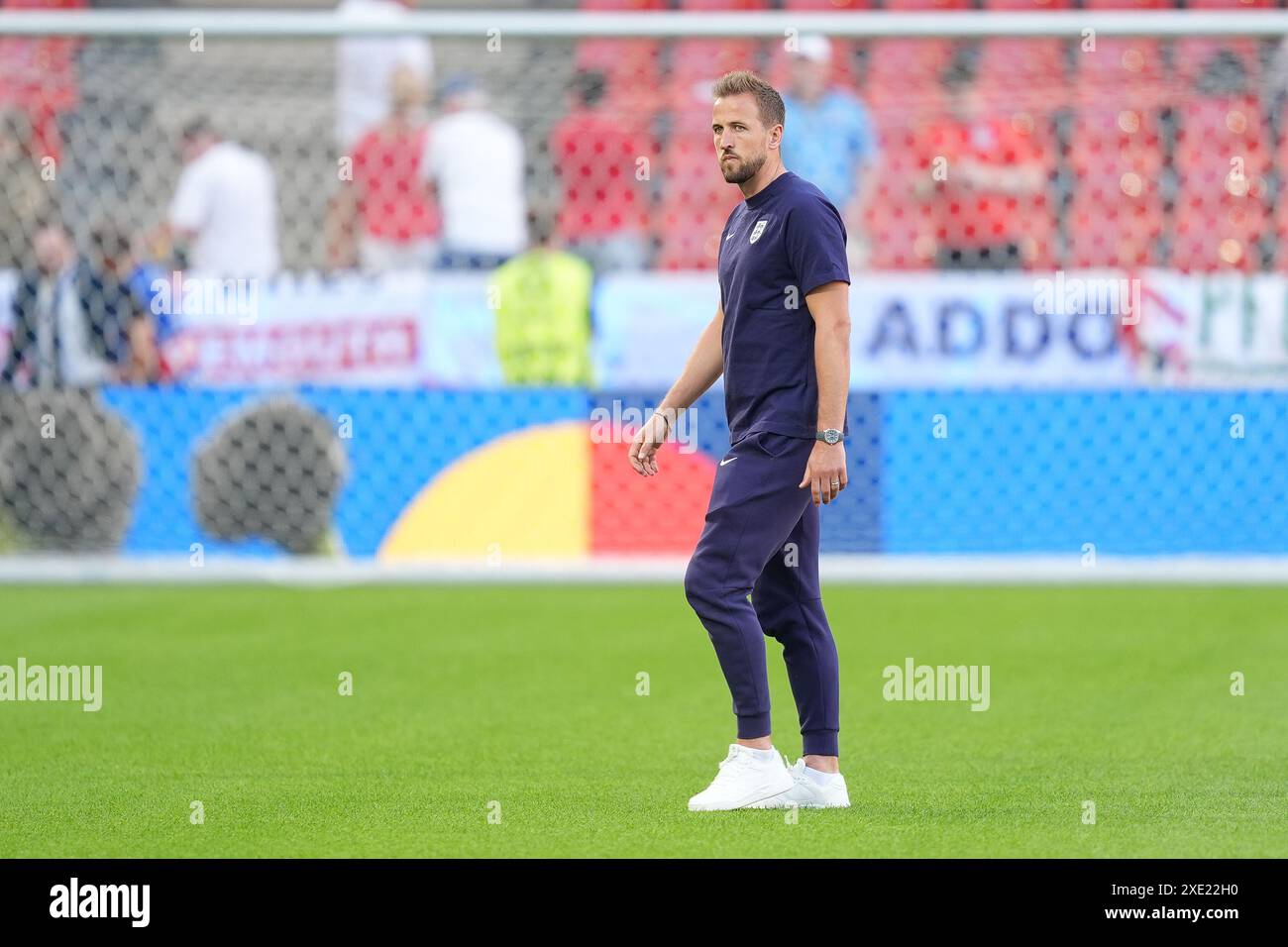 Der Engländer Harry Kane inspiziert das Feld vor dem Spiel der Gruppe C ...