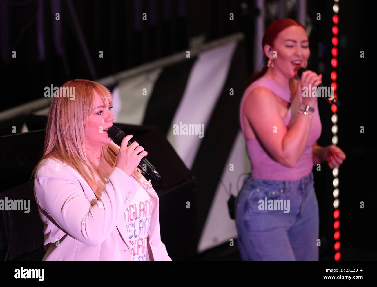 Liz McClarnon und Natasha Hamilton von Atomic Kitten spielen im Boxpark ...