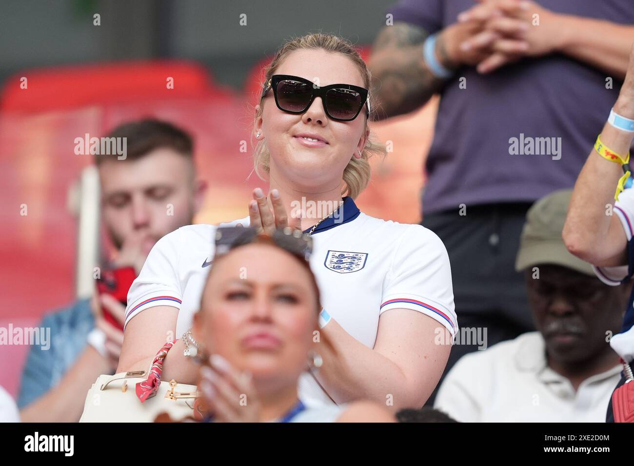 Kate Goodland, die Ehefrau des Englands Harry Kane, vor dem ...