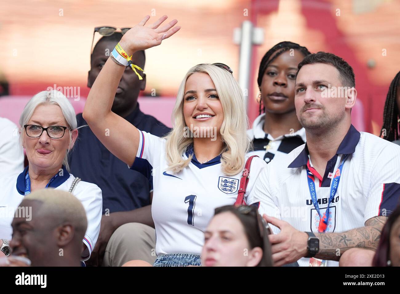 Megan Davison (Mitte), Ehefrau des englischen Torhüters Jordan Pickford ...