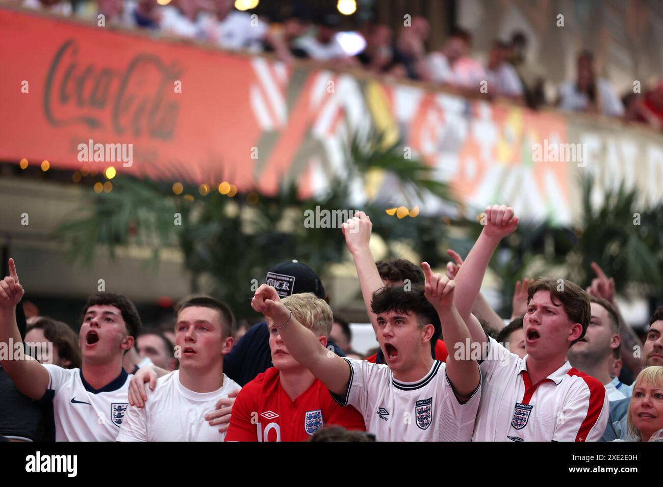 England Fans im Boxpark Wembley in London sehen beim Gruppenspiel der ...