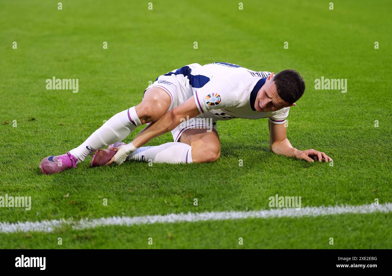 Der Engländer Phil Foden hält sich beim Gruppenspiel der UEFA Euro 2024 ...