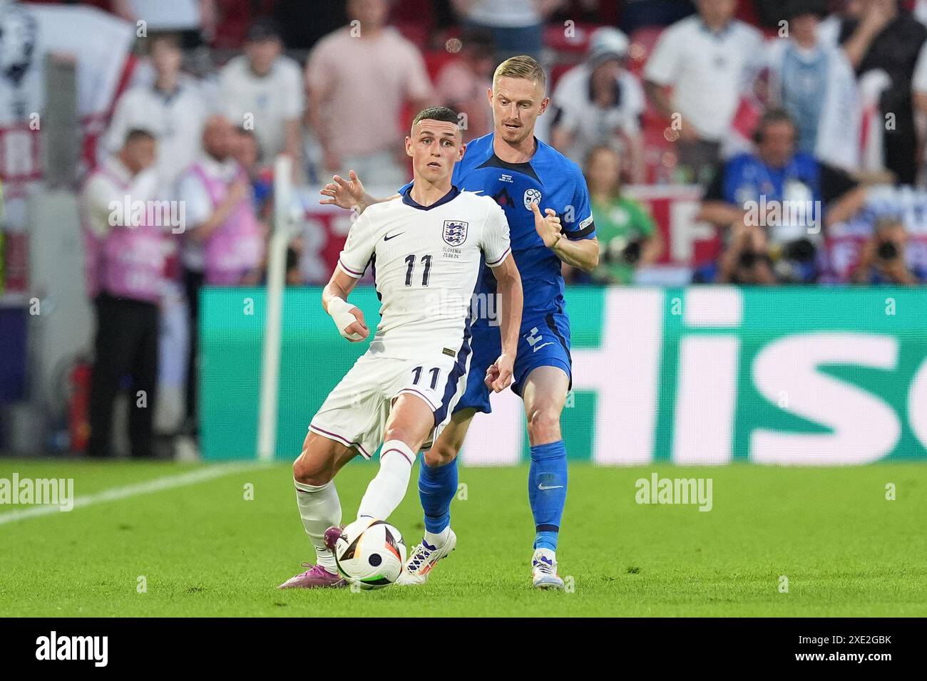 Der englische Phil Foden (links) und der slowenische Zan Karnicnik kämpfen während des ...