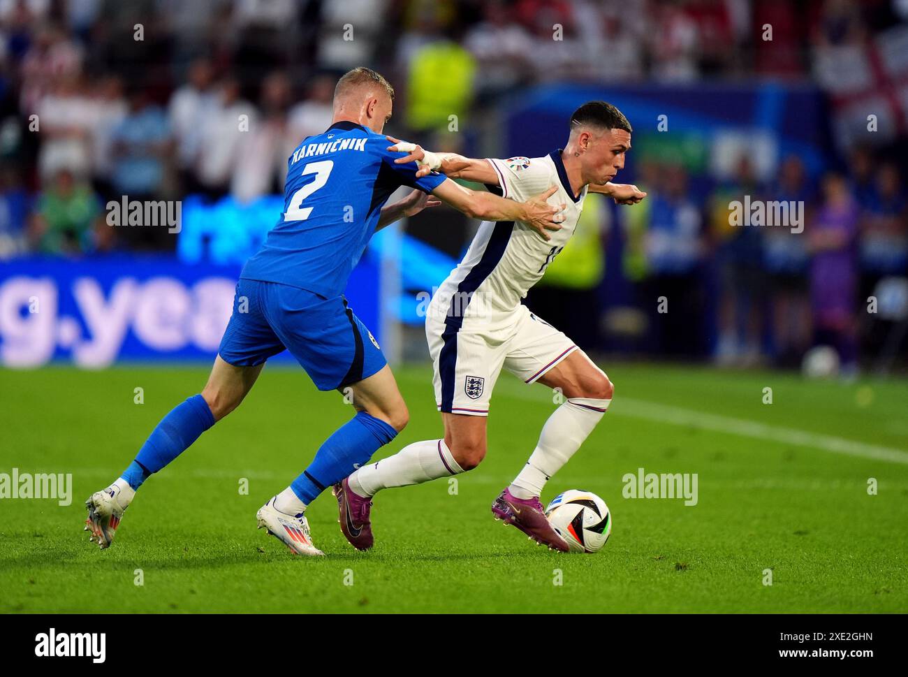 Der Slowene Zan Karnicnik und der Engländer Phil Foden während des ...