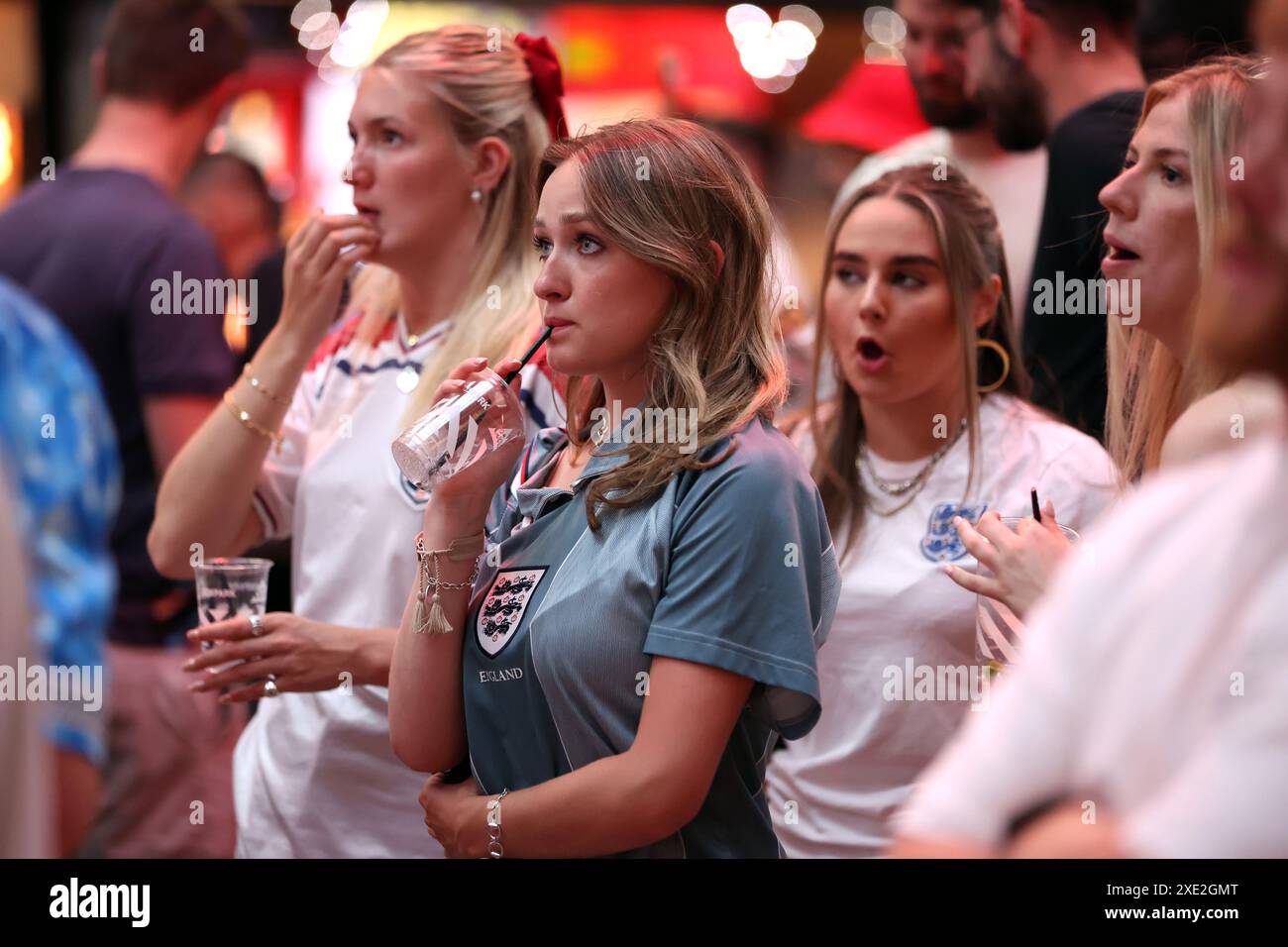 England Fans im Boxpark Wembley in London sehen beim Gruppenspiel der ...