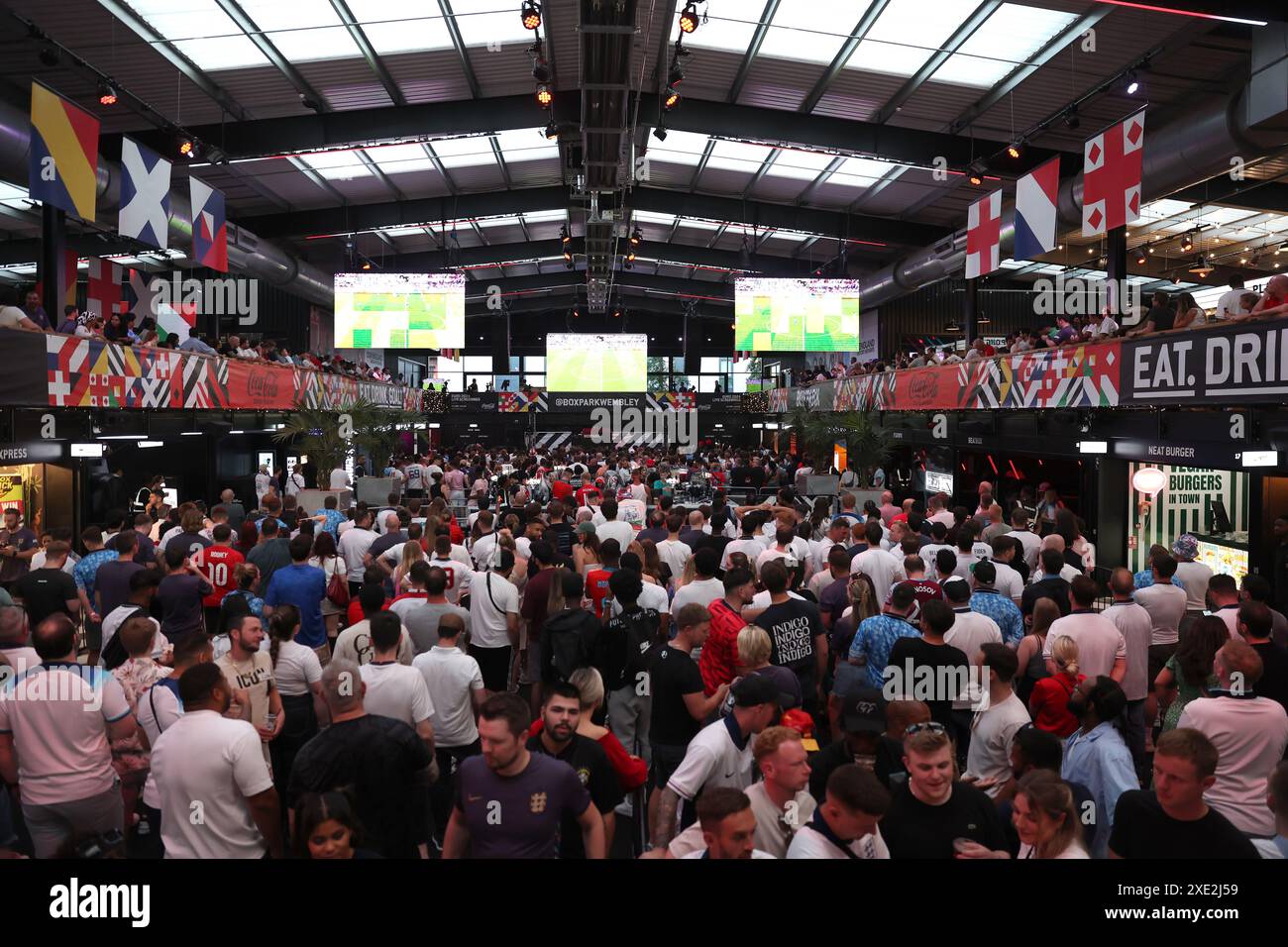 England Fans im Boxpark Wembley in London sehen beim Gruppenspiel der ...
