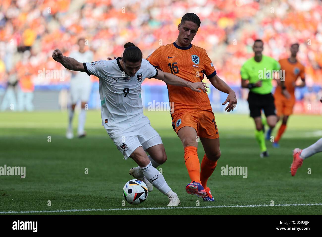Berlin, Deutschland, 25. Juni 2024. Marcel Sabitzer und Joey Veerman im ...
