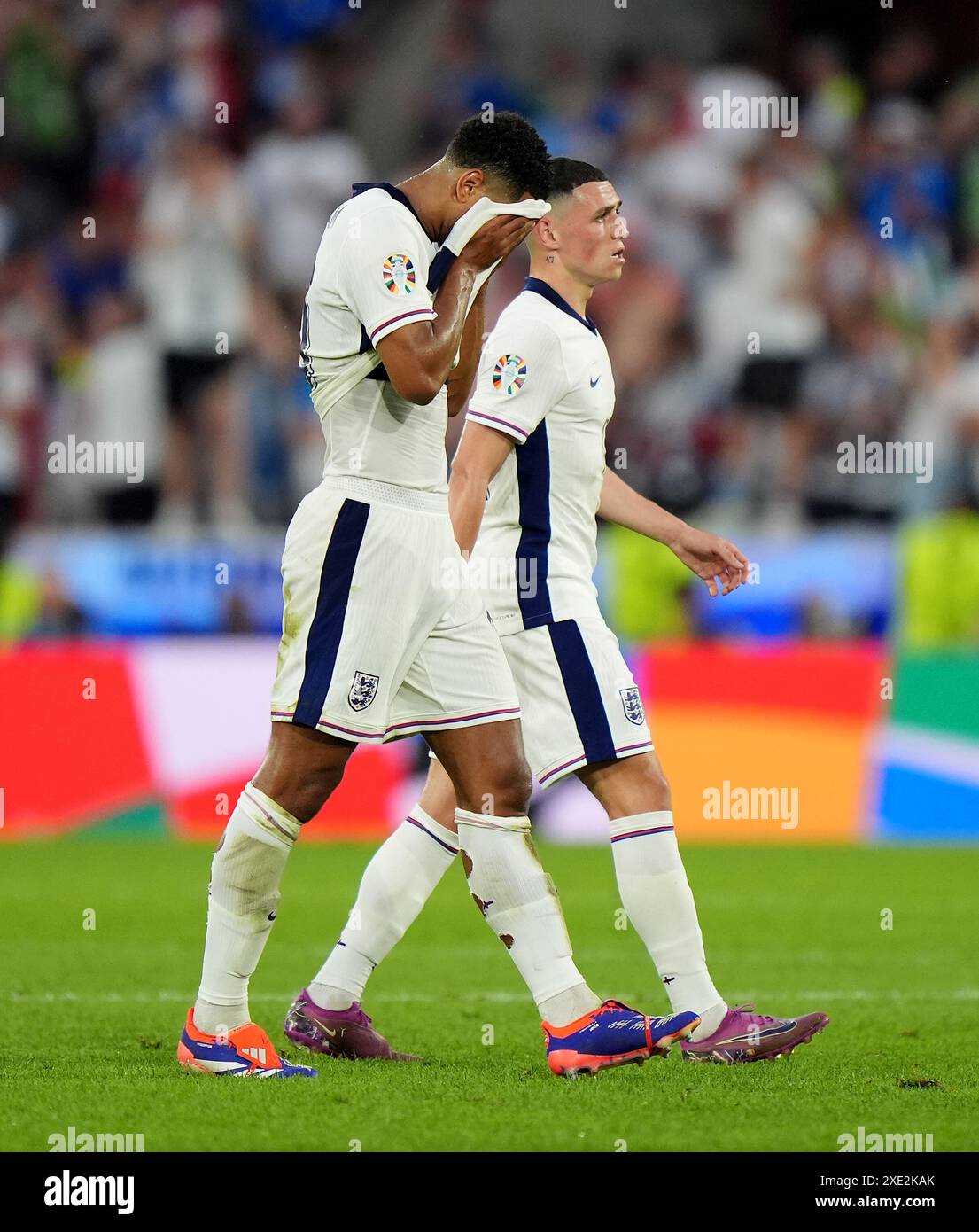 Die Engländer Jude Bellingham und Phil Foden (rechts) gehen zur ...