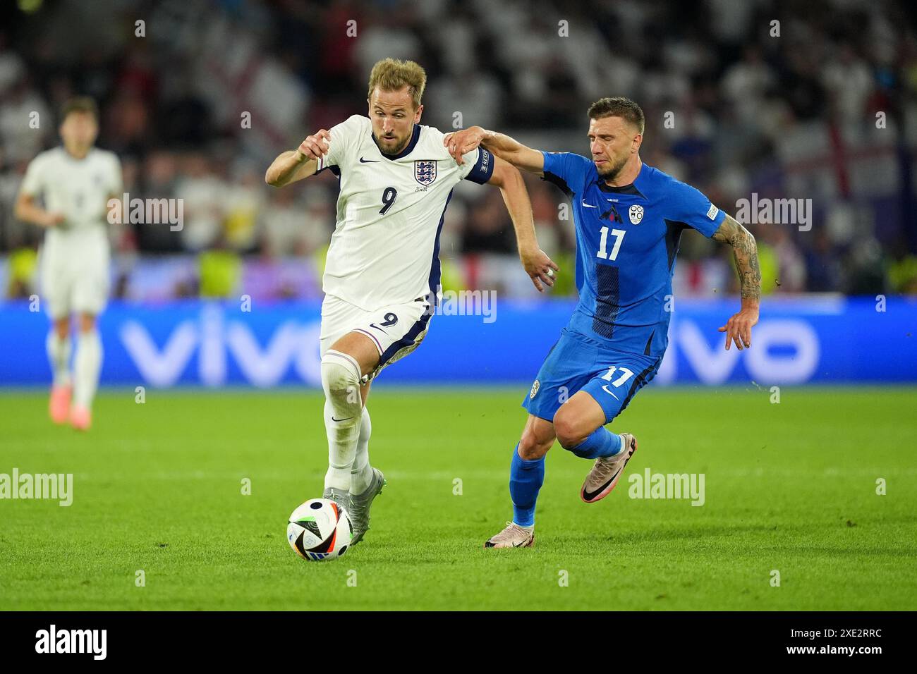 Der Engländer Harry Kane (links) und der Sloweniens Jan Mlakar kämpfen ...