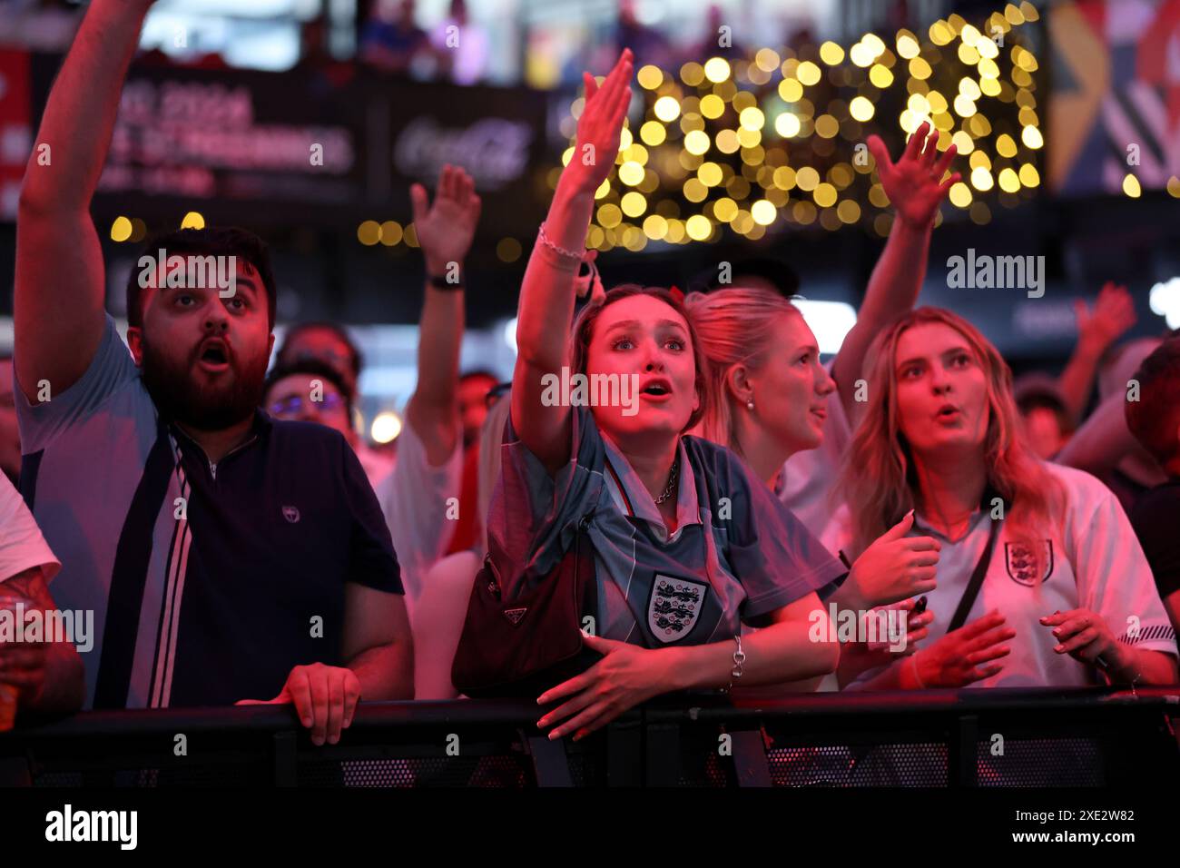 England Fans im Boxpark Wembley in London sehen beim Gruppenspiel der ...
