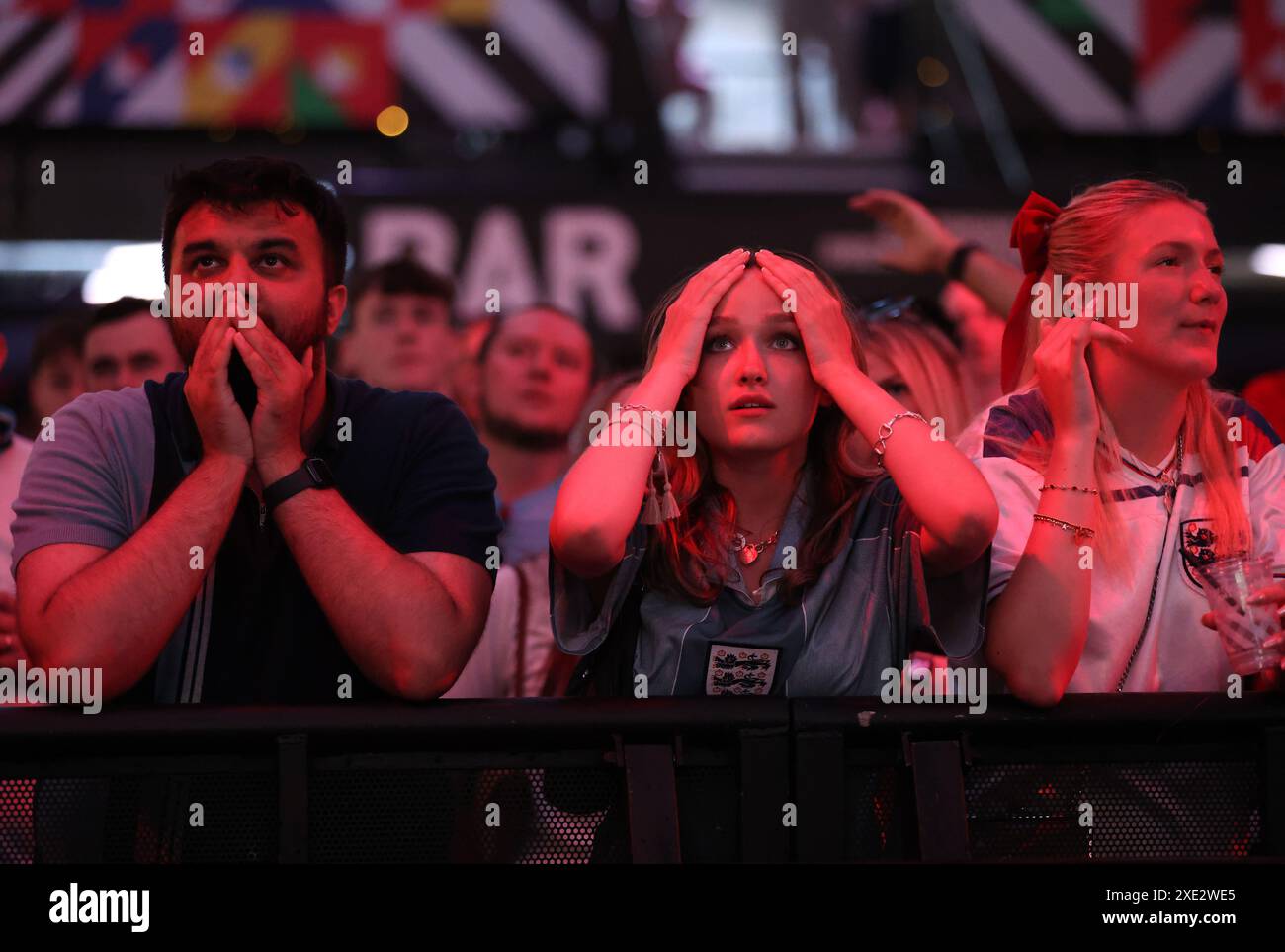 England Fans im Boxpark Wembley in London sehen beim Gruppenspiel der ...