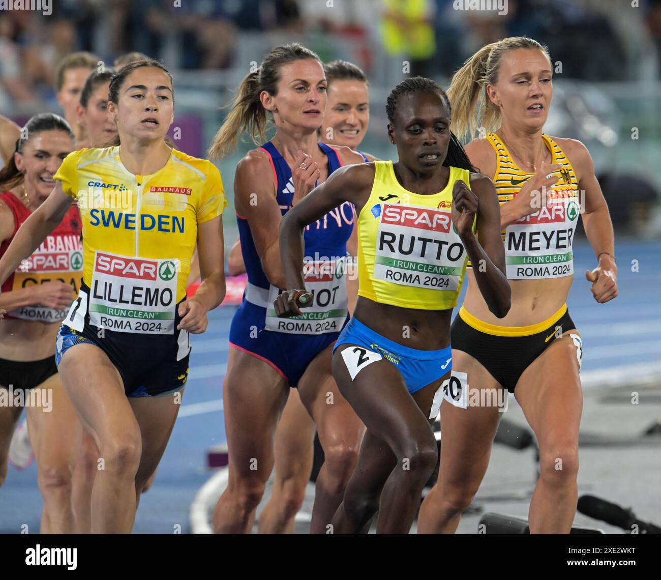 Stella Rutto (Rumänien) und Lea Meyer (Deutschland) traten im 3000-m ...