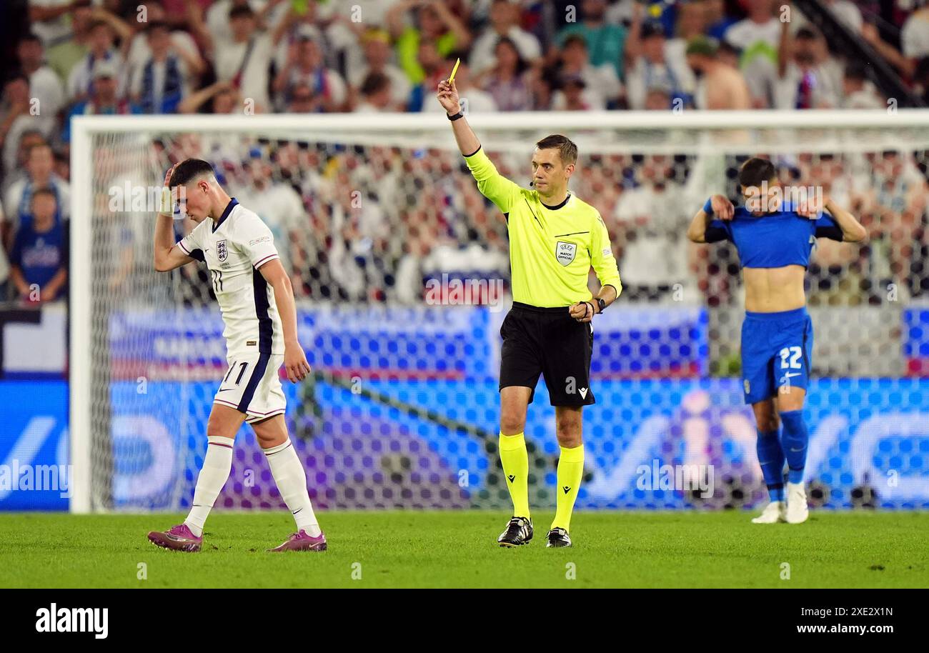 Der Engländer Phil Foden wird vom Schiedsrichter Clement Turpin während ...