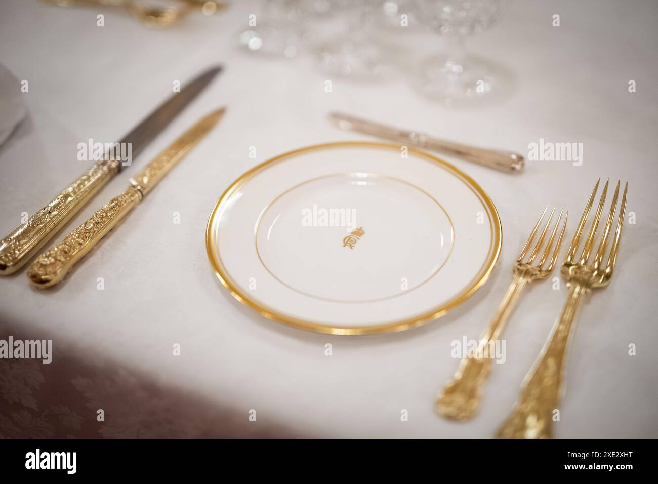 König Karl III. Auf einem Teller im Ballsaal des Buckingham Palace in ...