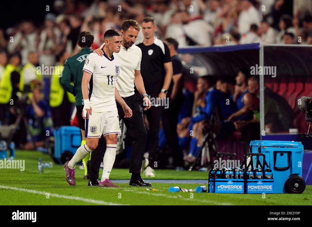 England-Trainer Gareth Southgate und Phil Foden beim Gruppenspiel der ...
