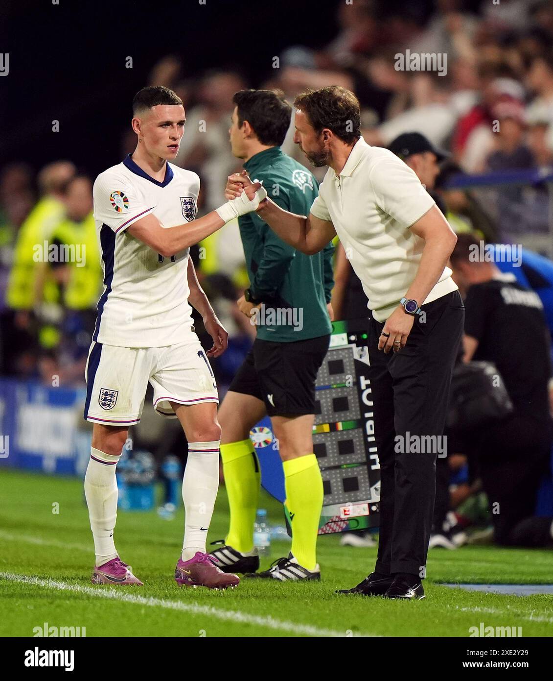 England-Trainer Gareth Southgate und Phil Foden beim Gruppenspiel der ...