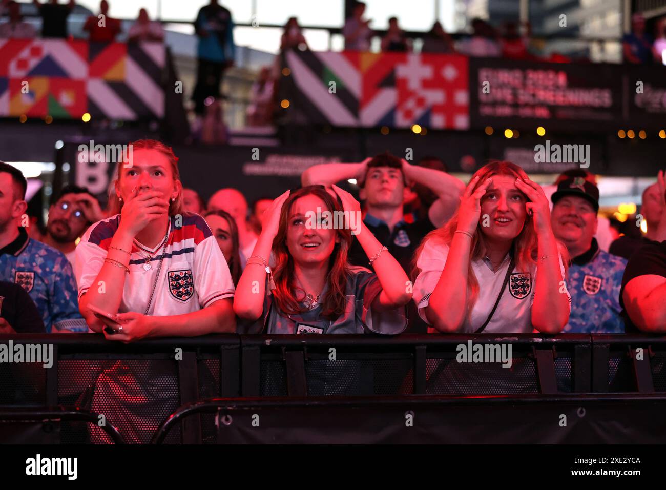 England Fans im Boxpark Wembley in London sehen beim Gruppenspiel der ...