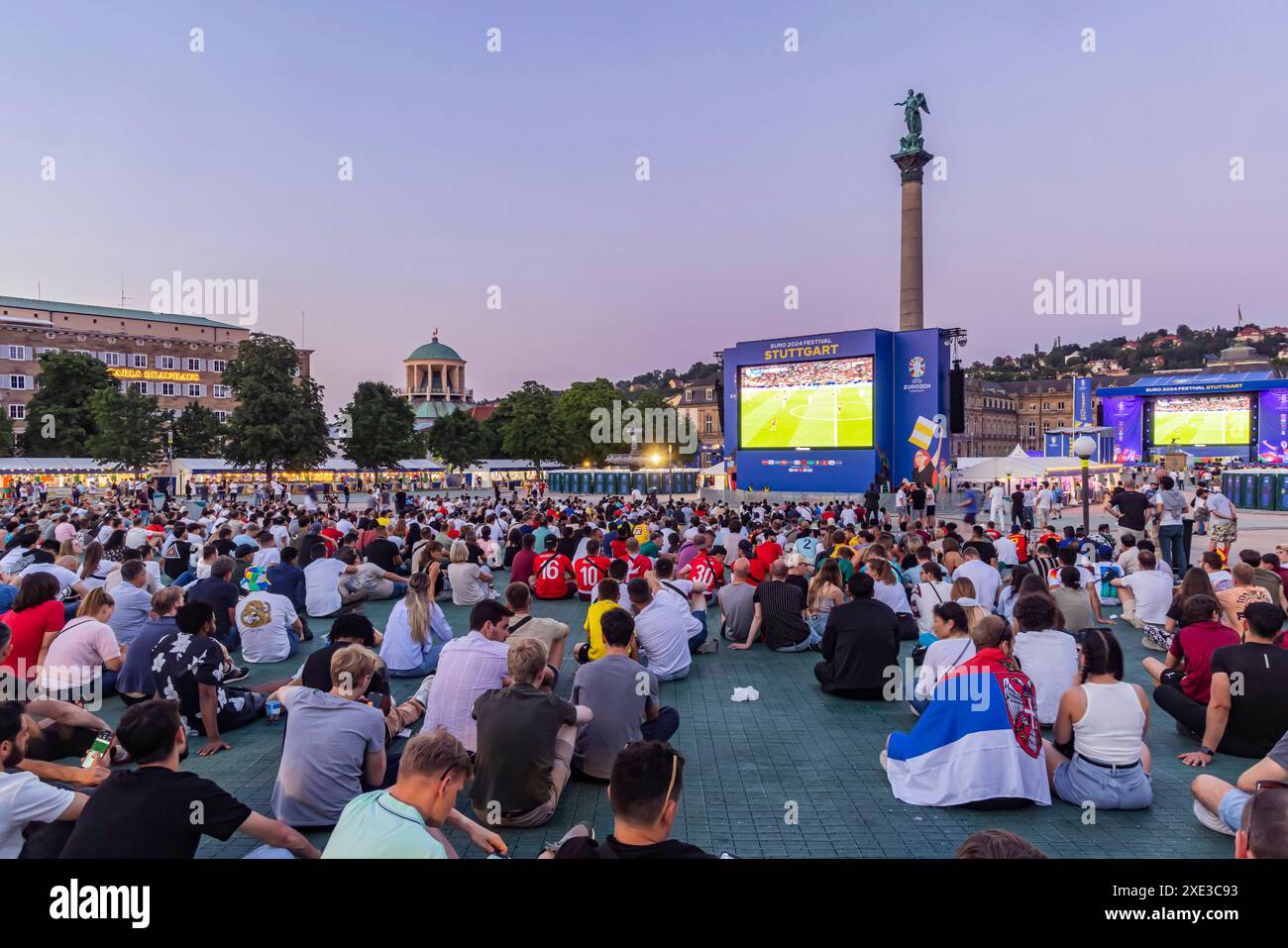 Public Viewing in Stuttgart. Dänemark spielt gegen Serbien in der ...