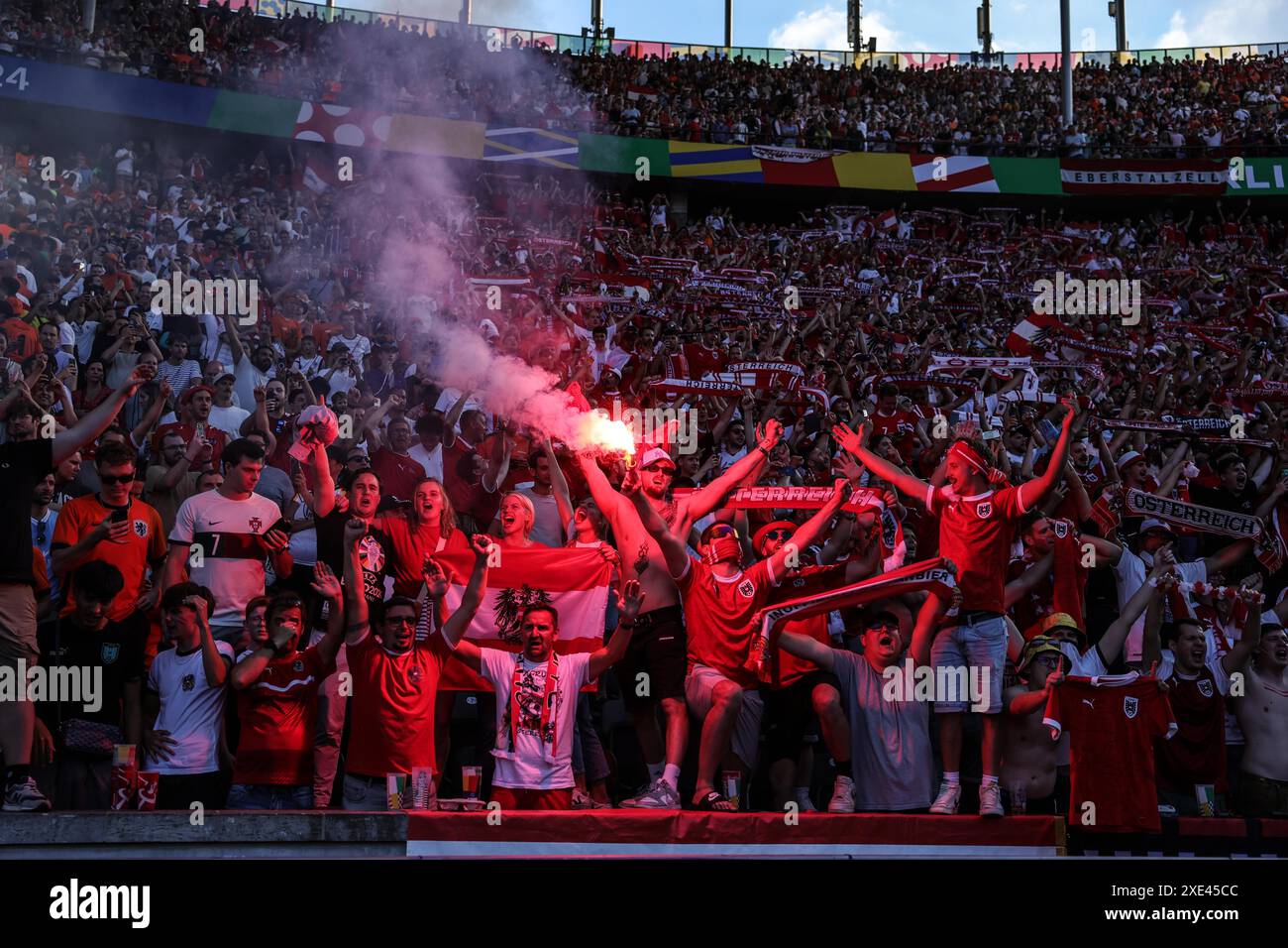 Berlin, Deutschland. Juni 2024. Die Fans Österreichs feiern den Sieg ...